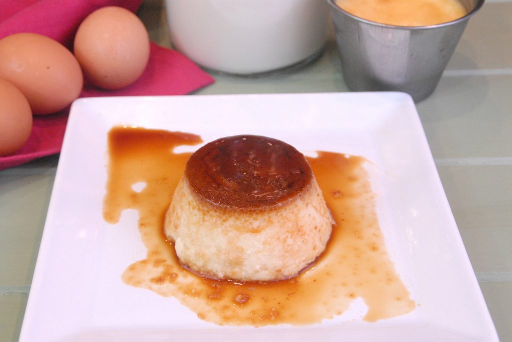 Flan de huevo con leche y nata - Con cuchara y cucharon
