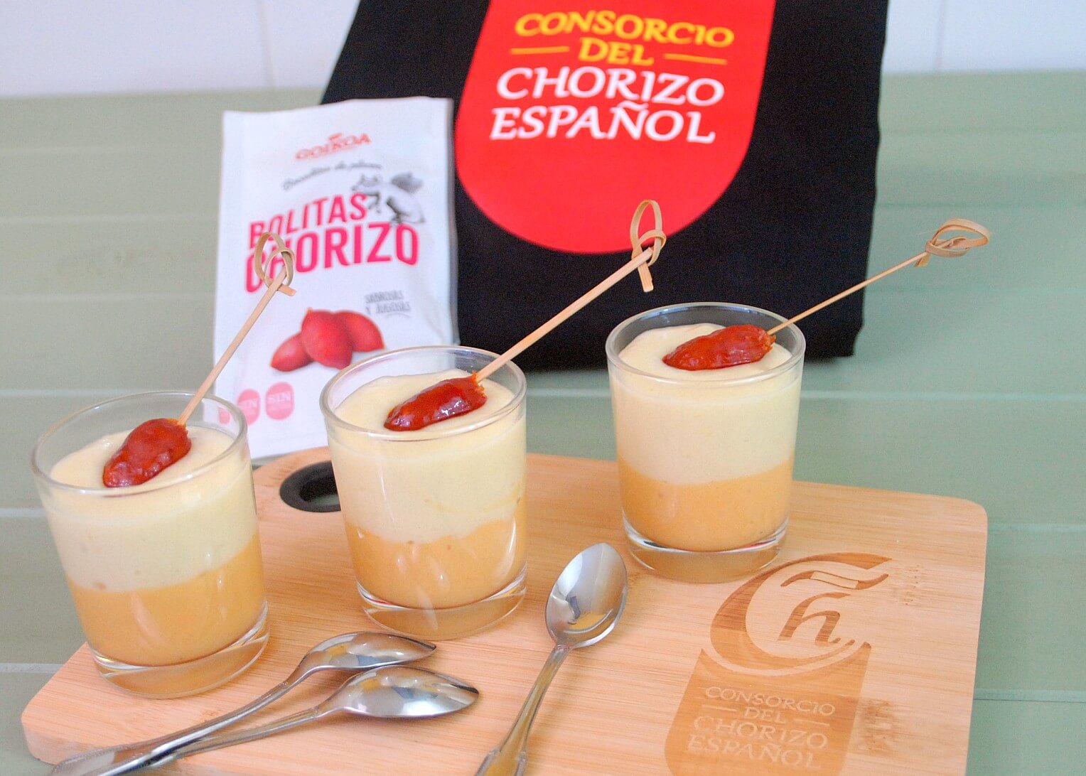 Chupito de chorizo a la sidra y puré de patata - Con cuchara y cucharon
